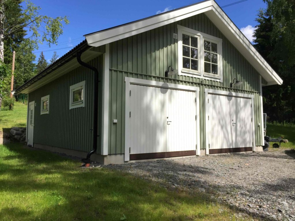 Dubbel slagport till garage – träportar i lantlig stil | Lundqvist ...